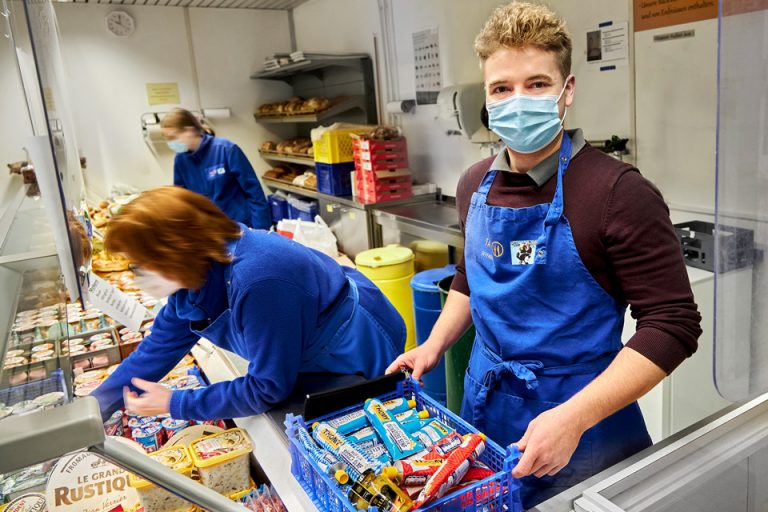 Azubis von EDEKA Südwest helfen bei der Tafel in Offenburg - #zukunftleben