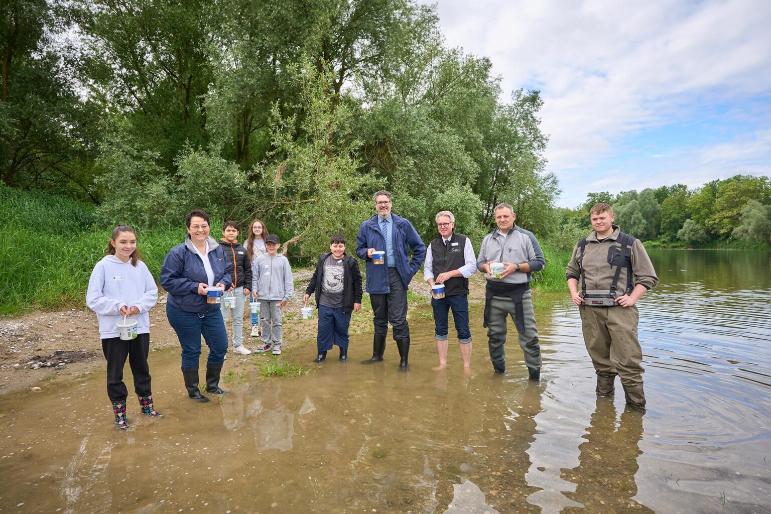 6.000 Junglachse dürfen in den Rhein - #zukunftleben